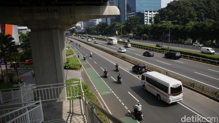 Suasana Tol Dalam Kota yang Lengang di Hari Pertama Masuk Kerja