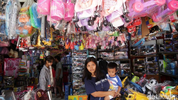 Panen THR Lebaran, Pasar Gembrong Ramai Anak-Anak Berburu Mainan