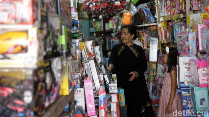 Panen THR Lebaran, Pasar Gembrong Ramai Anak-Anak Berburu Mainan