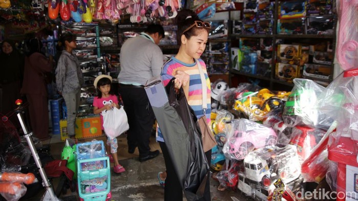 Panen THR Lebaran, Pasar Gembrong Ramai Anak-Anak Berburu Mainan