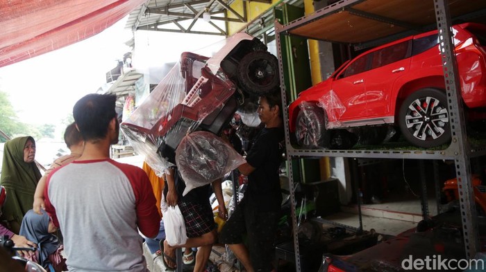 Panen THR Lebaran, Pasar Gembrong Ramai Anak-Anak Berburu Mainan