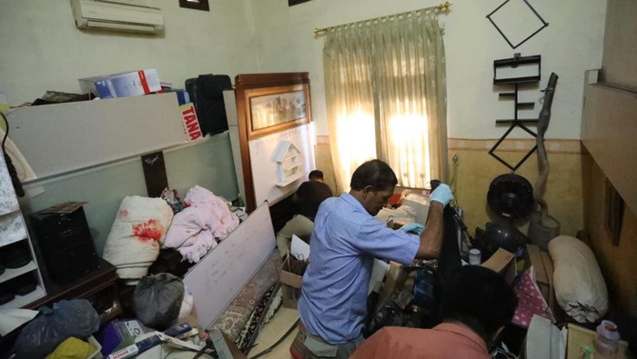 Momen Polda Sumut Geledah Rumah AKBP Achiruddin di Medan Momen Polda Sumut Geledah Rumah AKBP Achiruddin di Medan