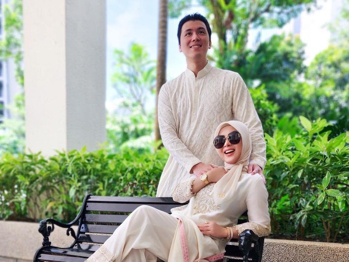 6 Potret Syahrini dan Reino Barack Serasi Serba Monokrom