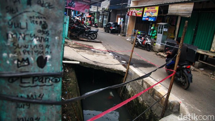 Bikin Pemotor Terperosok, Got di Kramatjati Dipagari Tali Rafia Bikin Pemotor Terperosok, Got di Kramatjati Dipagari Tali Rafia