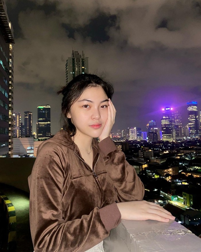 7 Pose Cantik Gabriel Angelina, Cewek yang Renang Bareng Reza Arap