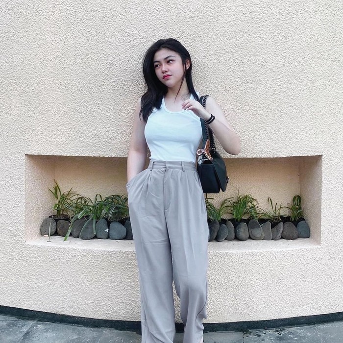 7 Pose Cantik Gabriel Angelina, Cewek yang Renang Bareng Reza Arap