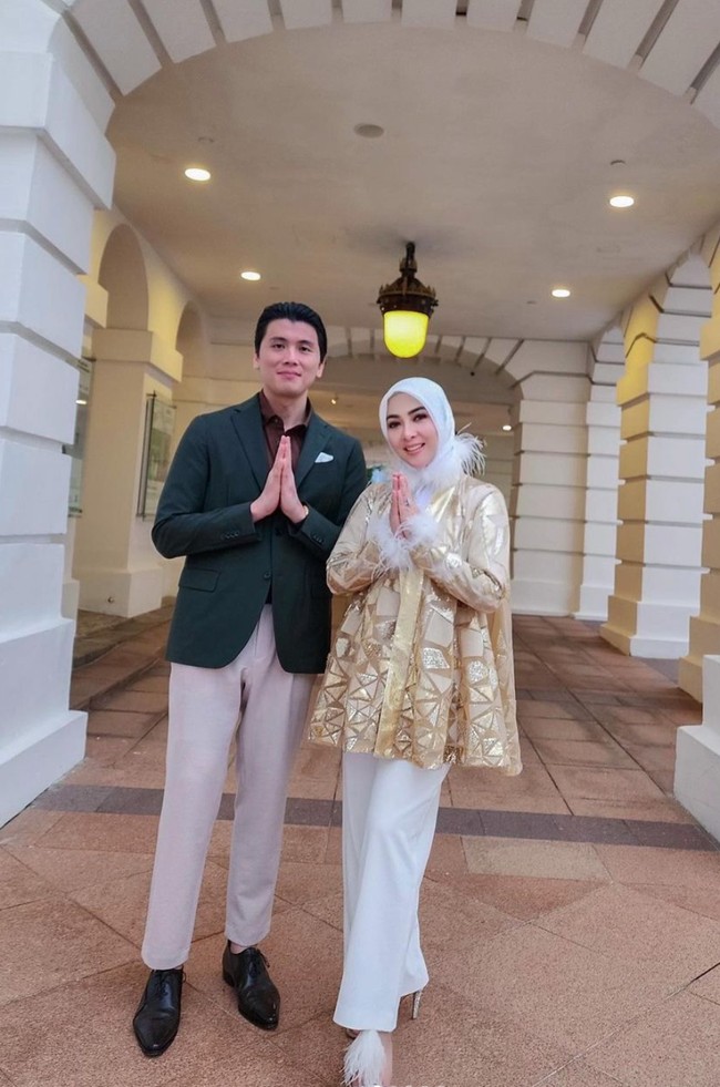 8 Potret Mesra Syahrini dan Reino Barack Rayakan Lebaran di Singapura