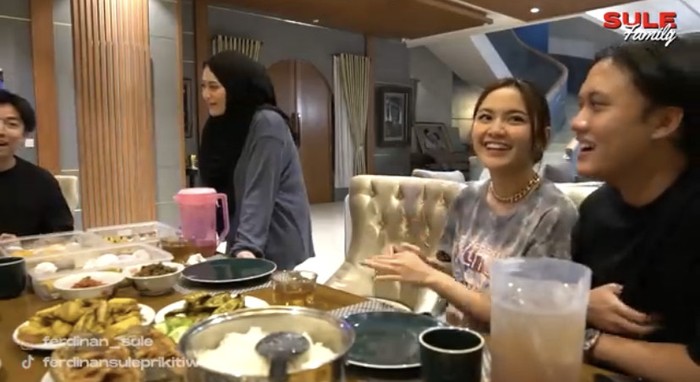 Rizky Febian dan Mahalini Mesra Makan Bareng, Ini Potretnya