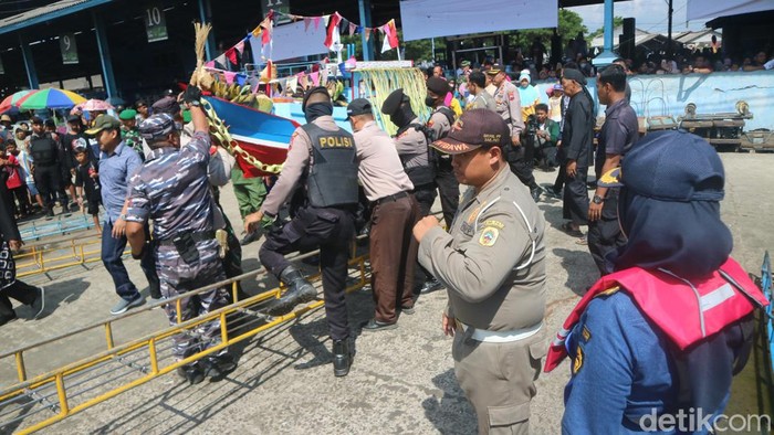 Mariahnya Sedekah Laut Juwana Pati, Ada Kirab Kepala Kerbau-Kambing