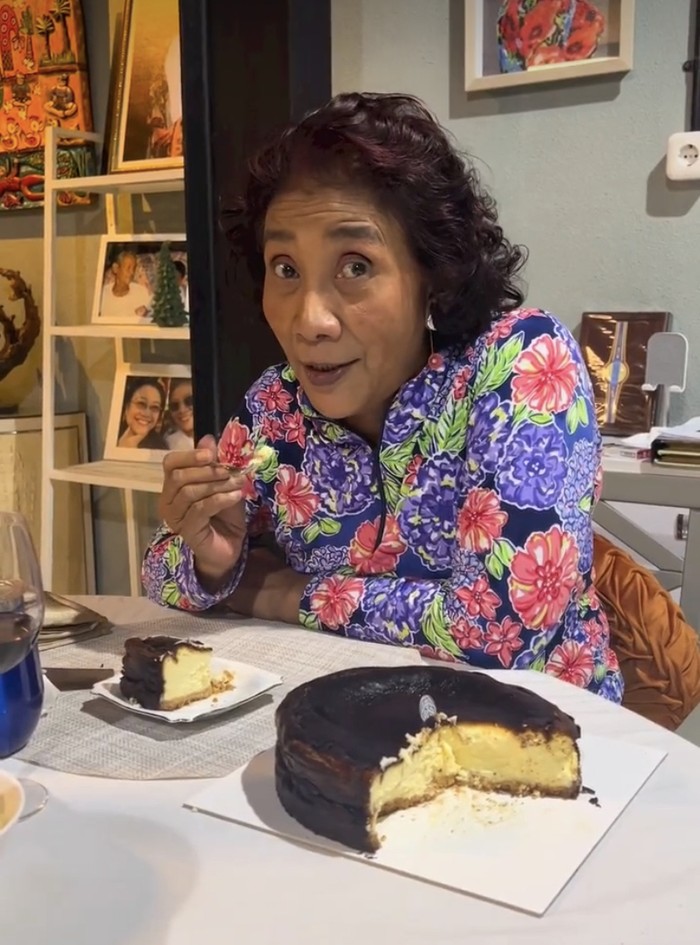 Hobi Buat Vlog Masak, Susi Pudjiastuti Mahir Buat Donat Kentang dan Steak