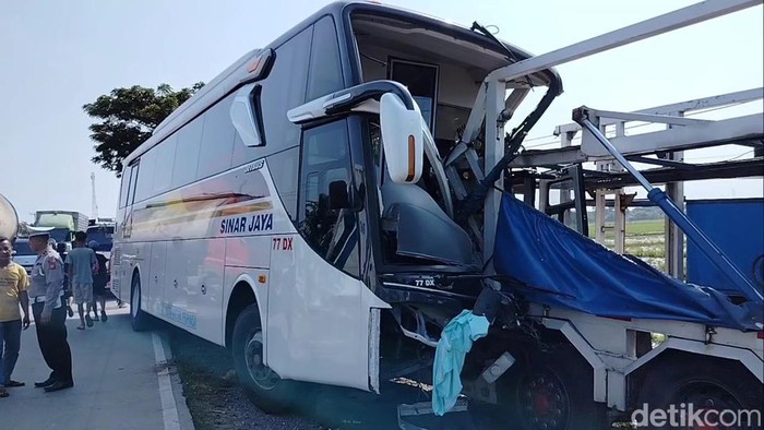 Bus Tabrak Belakang Truk Di Pantura Subang Dua Orang Terluka