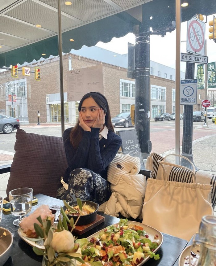 Serunya Beby Tsabina saat Ngopi dan Makan Pancake di Amerika