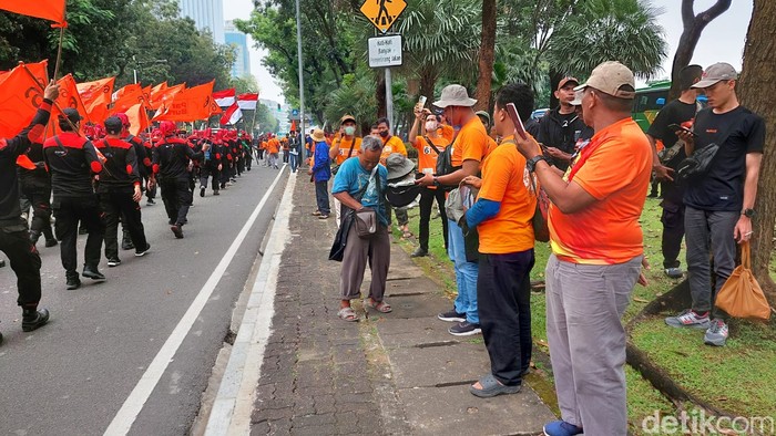 Pedagang Topi hingga Starling Ketiban Berkah May Day