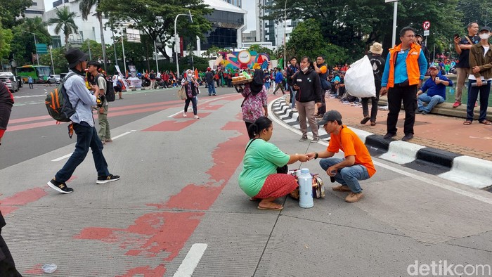 Pedagang Topi hingga Starling Ketiban Berkah May Day