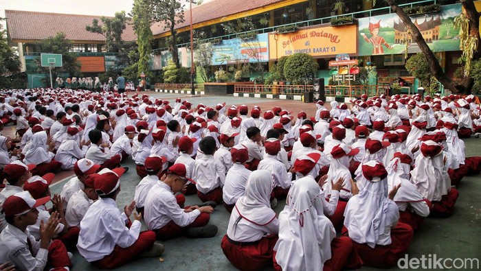 Ekspresi Siswa SD Ikuti Upacara Hardiknas Ekspresi Siswa SD Ikuti Upacara Hardiknas