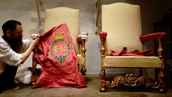 Intip Daur Ulang Kursi Singgasana Raja Charles III Jelang Penobatan