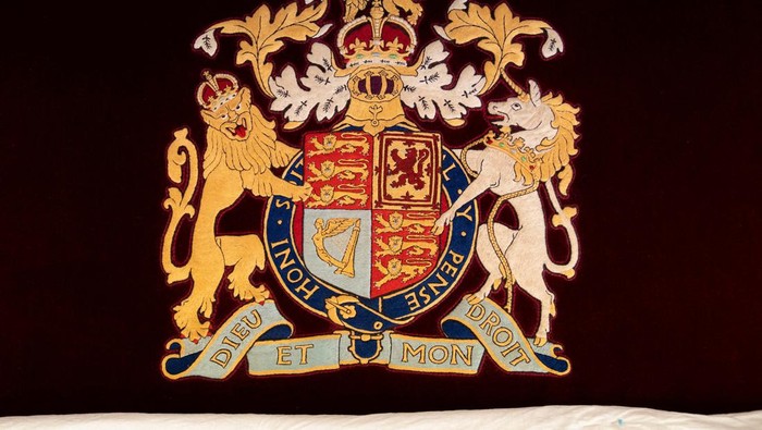 Intip Daur Ulang Kursi Singgasana Raja Charles III Jelang Penobatan