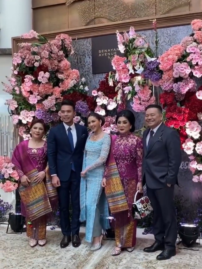 7 Potret Cantik Jessica Mila Berkebaya di Prosesi Adat Batak Jelang Menikah