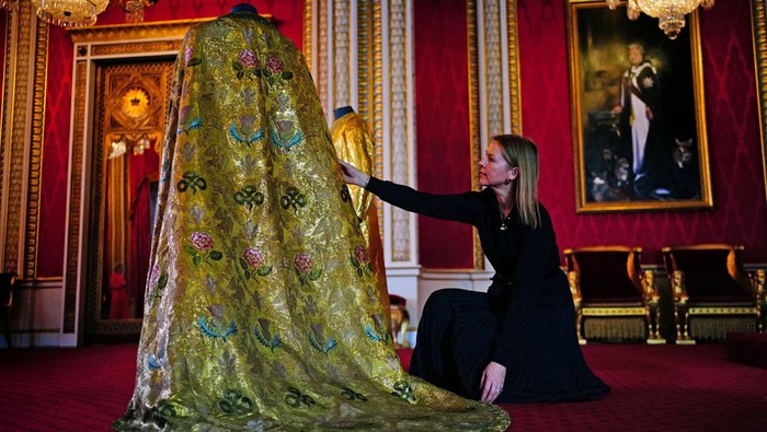 Penampakan Jubah Bersejarah untuk Penobatan Raja Charles III