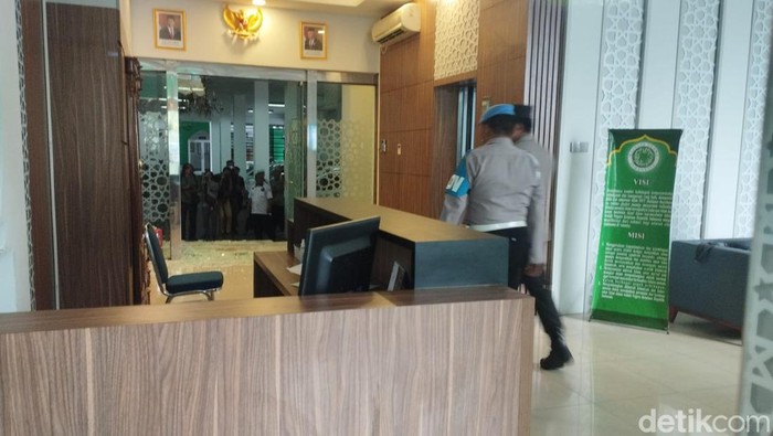 Staf Resepsionis MUI Luka di Punggung Imbas Pecahan Kaca Kena Tembak Staf Resepsionis MUI Luka di Punggung Imbas Pecahan Kaca Kena Tembak