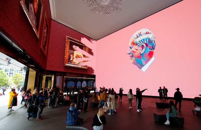 Potret Lukisan Raksasa Raja Charles III