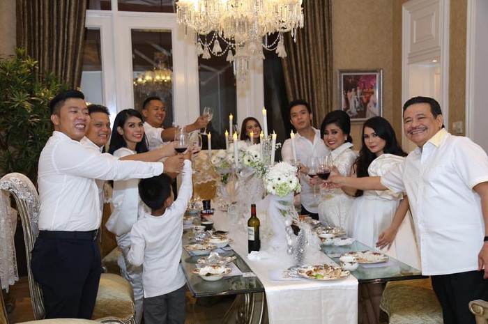 Kedekatan Yakub Hasibuan bersama Keluarga saat Pesta Makan-makan