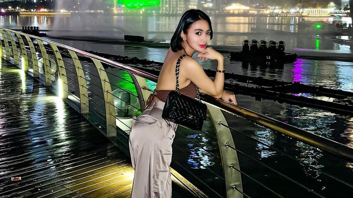 5 Gaya Seksi 'Pamer' Punggung ala Wika Salim
