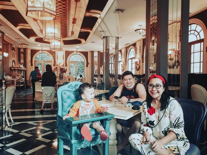 Kekompakan Chikita Meidy dan Keluarga Kecilnya saat Jajan di Kafe