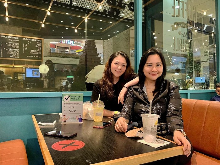 Kekompakan Chikita Meidy dan Keluarga Kecilnya saat Jajan di Kafe