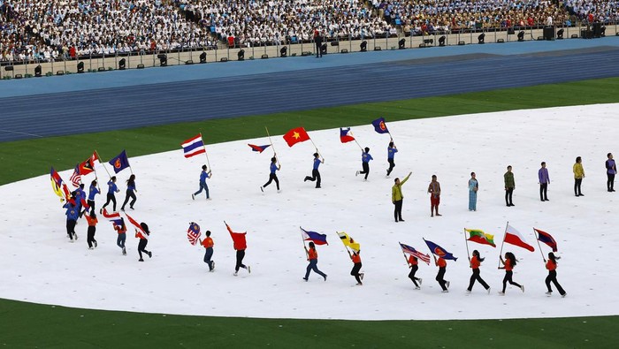 Momen Bendera Indonesia Terbalik di Pembukaan SEA Games 2023 Momen Bendera Indonesia Terbalik di Pembukaan SEA Games 2023