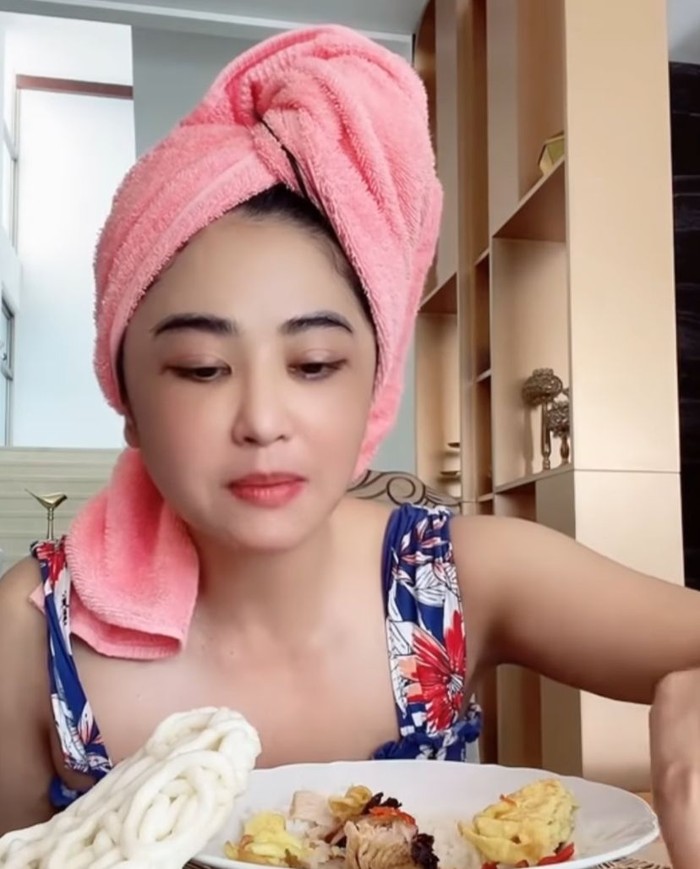 5 Potret Wajah Baru Dewi Perssik Disorot Netizen usai Operasi Kelopak Mata 5 Potret Wajah Baru Dewi Perssik Disorot Netizen usai Operasi Kelopak Mata