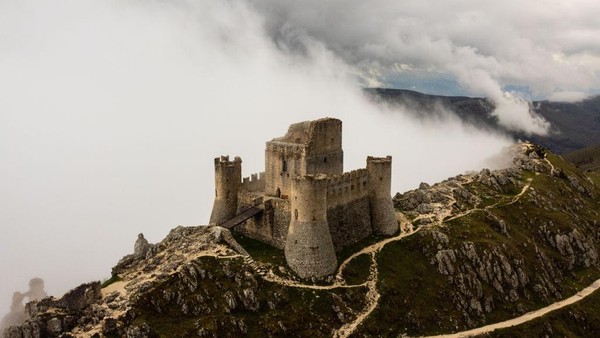 Penampakan Kabut Tebal Selimuti Kastil Terindah di Dunia