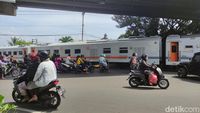 Semrawutnya Pelintasan KA Kota Malang yang Diterobos 2 Bus TNI AL