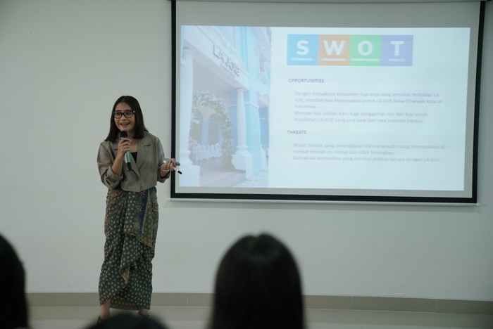 7 Potret Prilly Jadi Dosen di Universitas Udayana Bali, Mahasiswa 'Enggan Tidur'