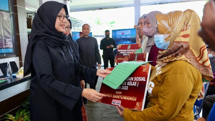 Banyuwangi Kembali Salurkan Bantuan Program Warung Naik Kelas Banyuwangi Kembali Salurkan Bantuan Program Warung Naik Kelas