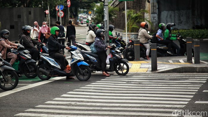 Jangan Ditiru! Pemotor Serobot Lampu Merah di Perempatan Karet Bivak