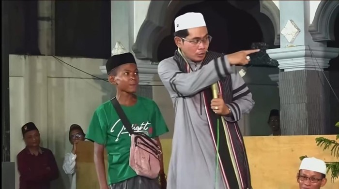 Bocah Pertalite Bojonegoro Makin Viral Usai Ngaji dengan KH Anwar Zahid