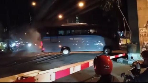 Viral 2 Bus TNI AL Terobos Pelintasan Kereta di Malang, Ini 3 Hal Diketahui