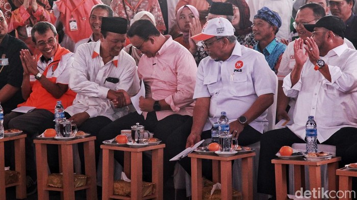Momen Anies Baswedan Hadiri Peringatan Hari Buruh di DPP PKS Momen Anies Baswedan Hadiri Peringatan Hari Buruh di DPP PKS