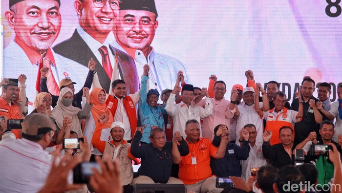 Momen Anies Baswedan Hadiri Peringatan Hari Buruh di DPP PKS Momen Anies Baswedan Hadiri Peringatan Hari Buruh di DPP PKS