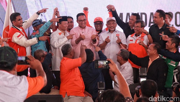 Momen Anies Baswedan Hadiri Peringatan Hari Buruh di DPP PKS Momen Anies Baswedan Hadiri Peringatan Hari Buruh di DPP PKS