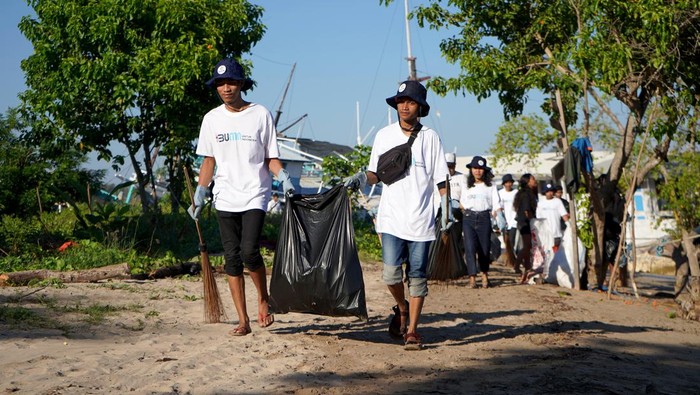 Bersihkan Sampah Plastik untuk Menjaga Bumi Labuan Bajo Bersihkan Sampah Plastik untuk Menjaga Bumi Labuan Bajo