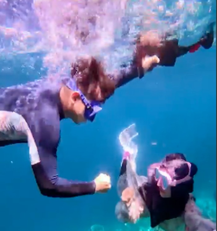 Aksi Ria Ricis Nyebur ke Laut Pakai Gamis