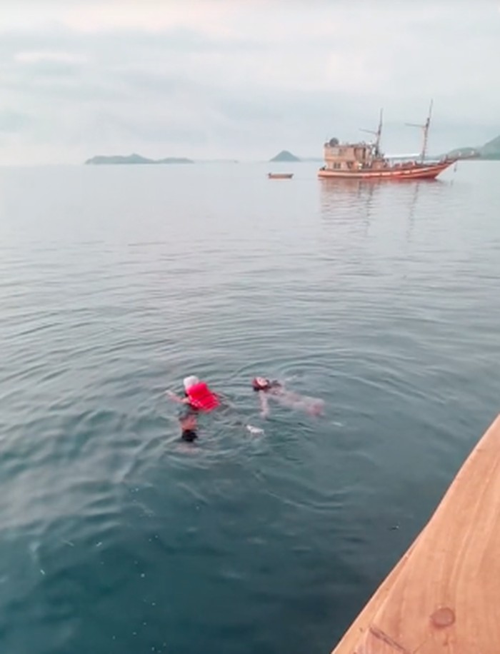 Aksi Ria Ricis Nyebur ke Laut Pakai Gamis