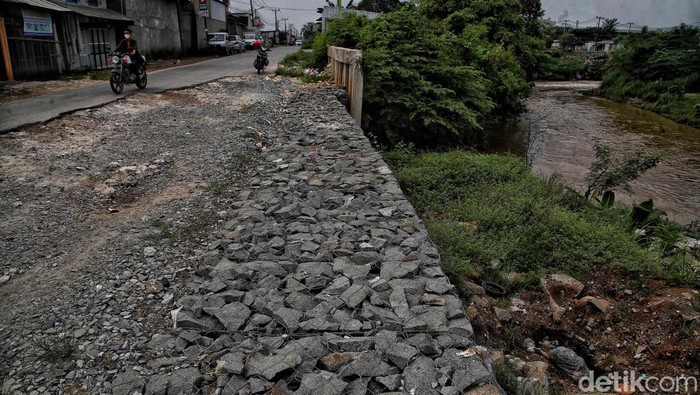 10 Km Jalan Kali CBL Bekasi Rusak Parah dan Bahayakan Pengendara