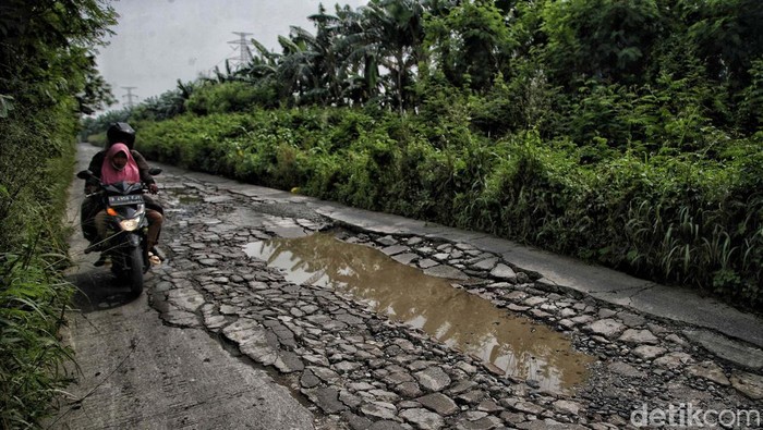10 Km Jalan Kali CBL Bekasi Rusak Parah dan Bahayakan Pengendara