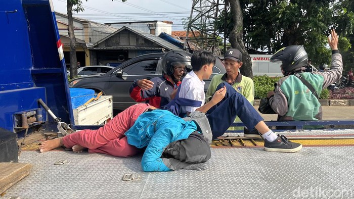 Dua Pengendara Motor Terlibat Kecelakaan di Jalur TransJakarta Jaktim