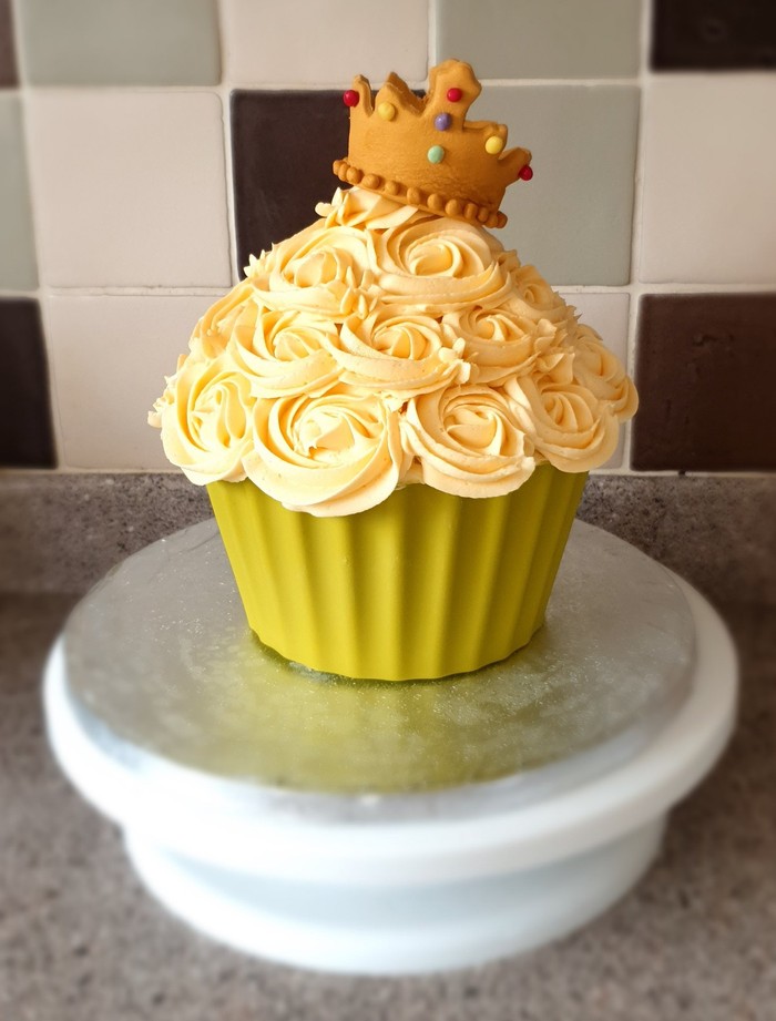 10 Cake Unik Penobatan Raja Charles III, 'Jari Bengkak' hingga Mahkota ...