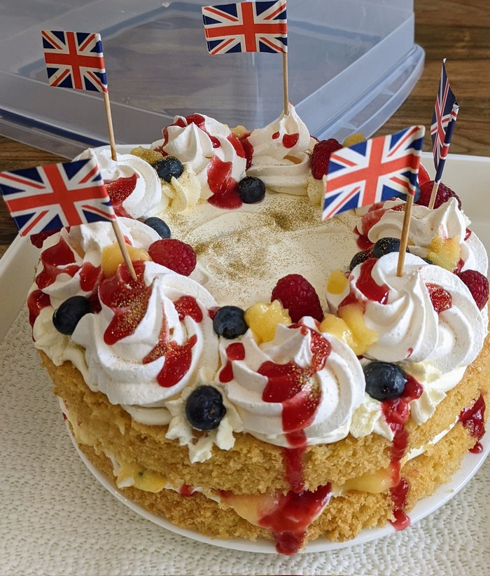 10 Cake Unik Penobatan Raja Charles III, 'Jari Bengkak' hingga Mahkota ...