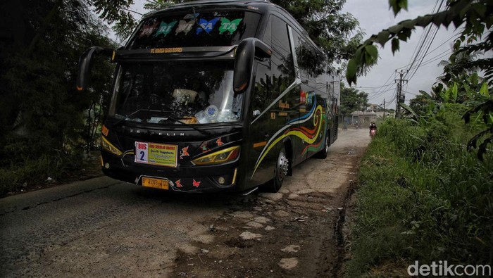 Tolong... Jalan Raya Pasar Babelan di Bekasi Rusak Parah
